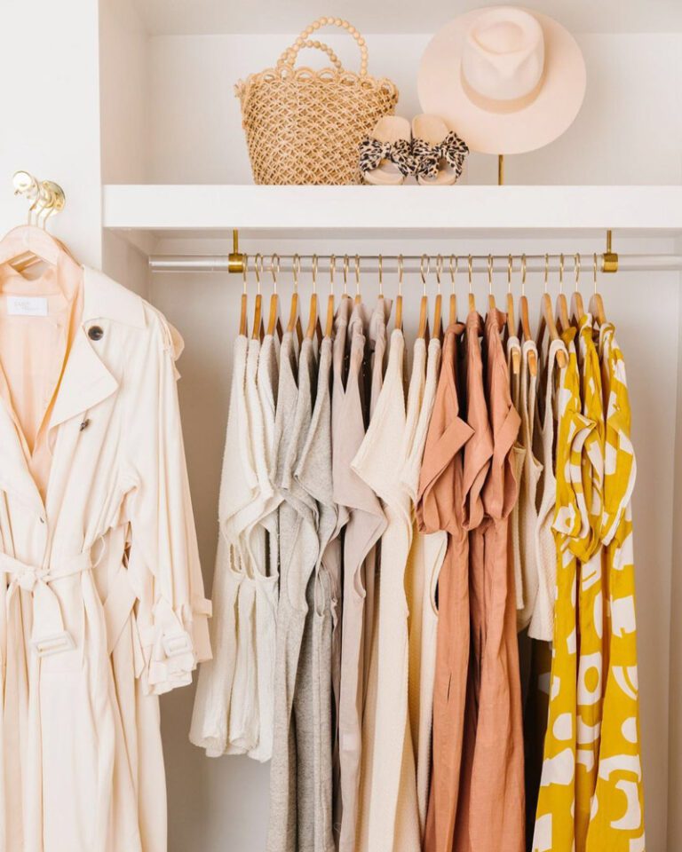 Lucite Closet Rod for Retail Dressing Rooms - LuxHoldUps